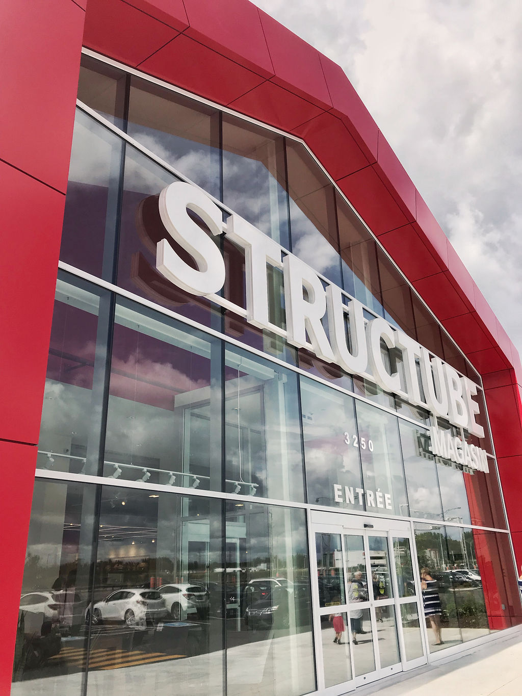 Ouverture du méga magasin Structube | Magazine | La Pièce